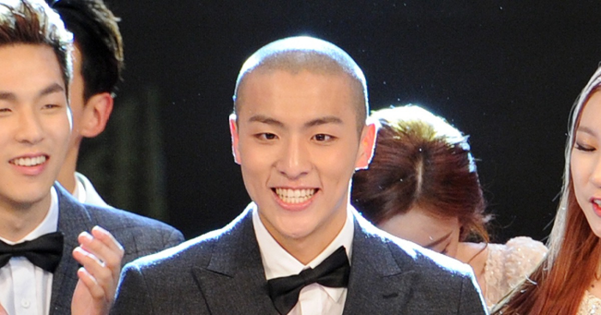 대상받은 슈퍼모델 손기성 누구?..184cm의 훤칠 삭발 매력적