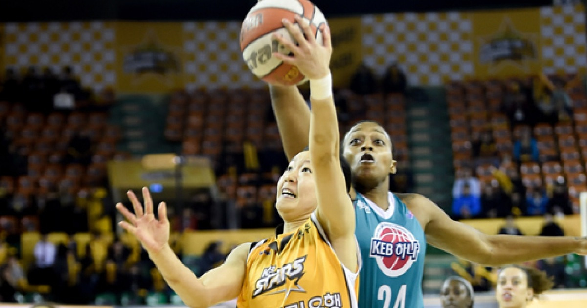 '홍아란 시즌 최다 19점' KB, 3위 도약..KEB하나은행 3연패