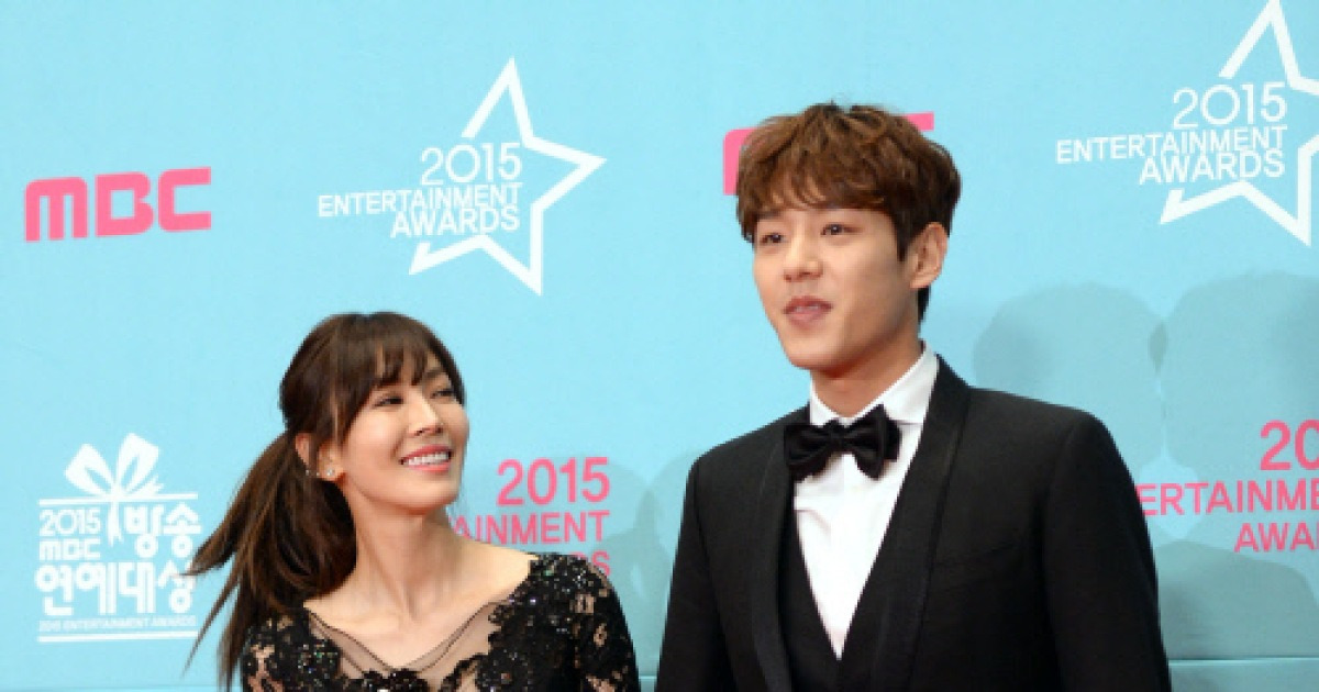 [SS포토] 곽시양, MBC 연예대상에서 김소연 리드하며 손을 꽉?