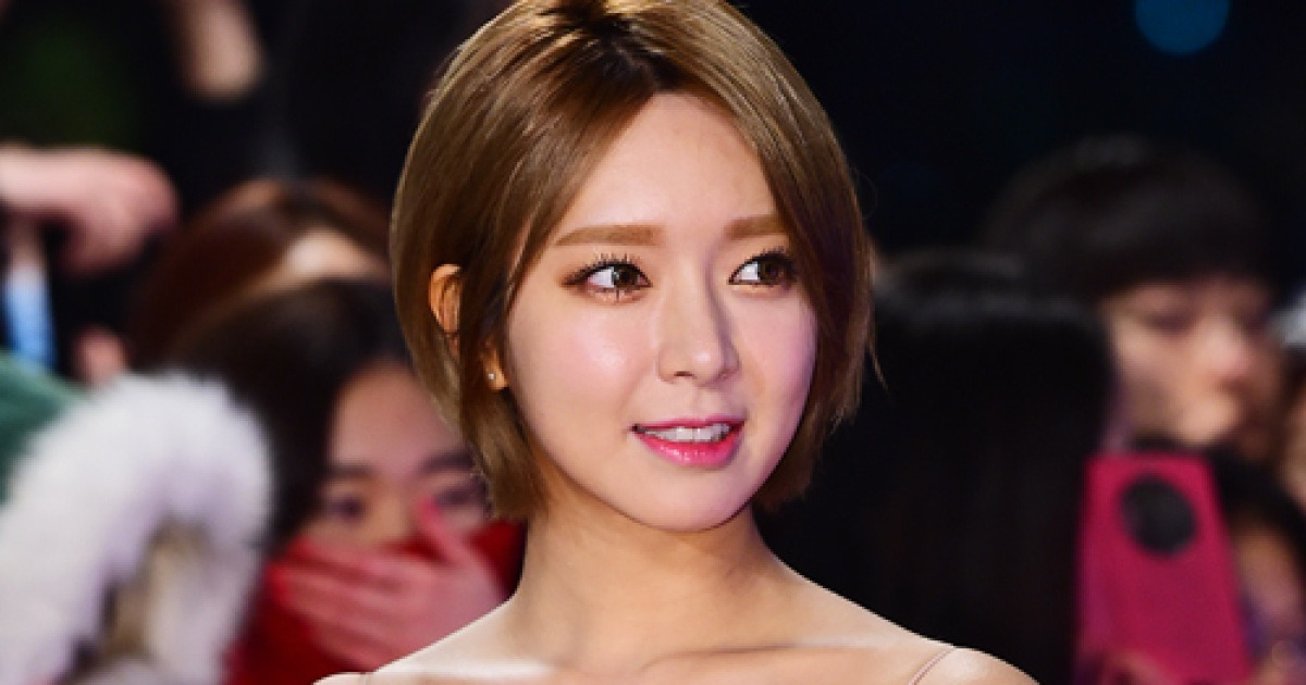 [포토엔]AOA 초아 '시선 압도하는 오프쇼울더 드레스'(MBC 방송연예대상)