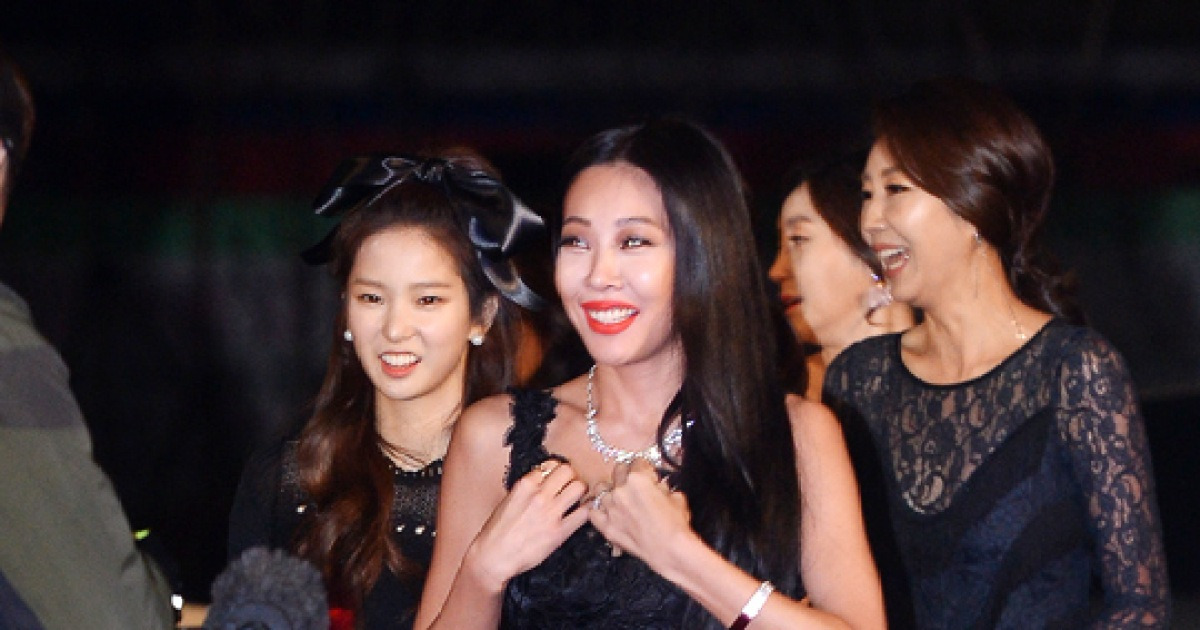 [TD포토] 제시 '노출 드레스가 자꾸 신경쓰여~' (MBC 연예대상)