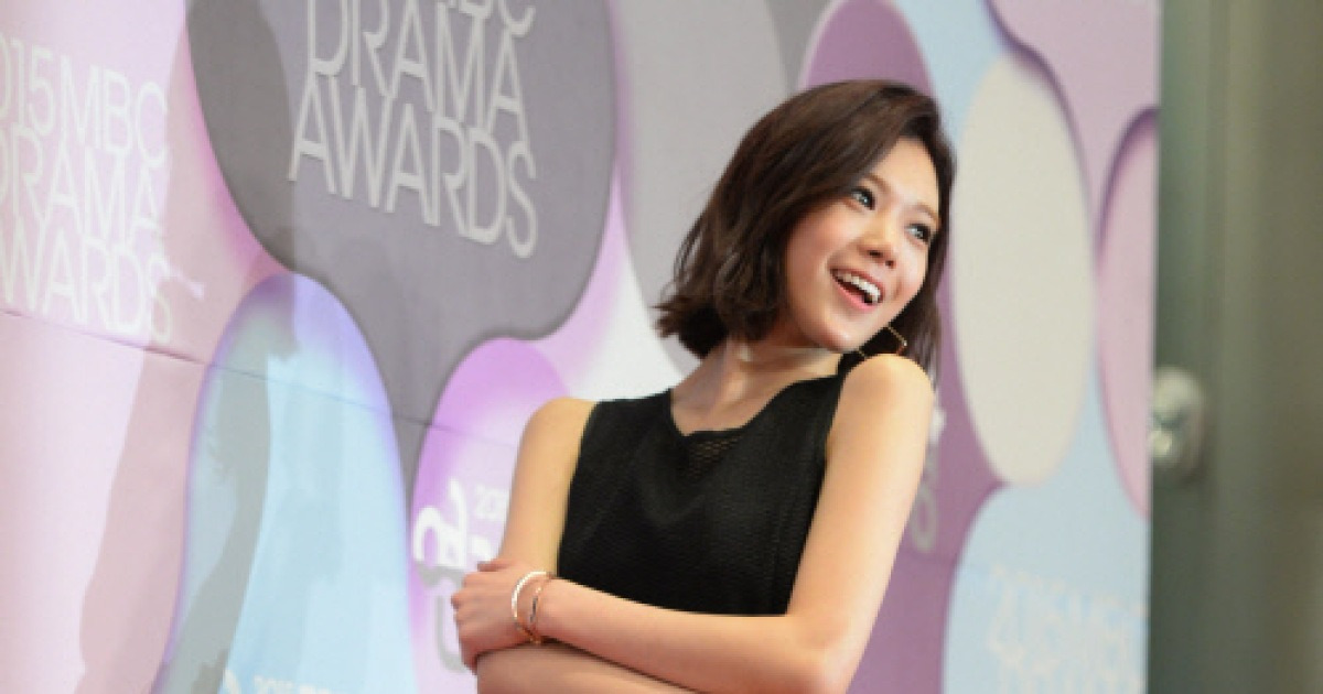 [SS포토] MBC 연기대상의 리지, 플래시를 즐기는 그녀