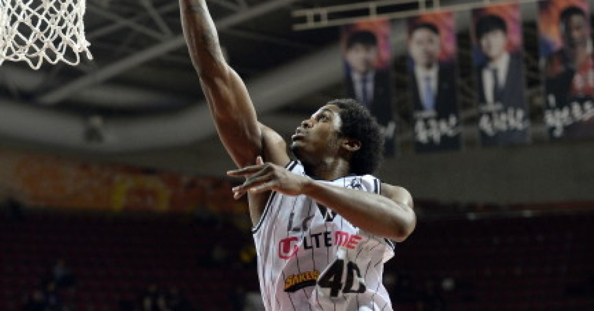 '맥키식 첫 더블-더블' LG, KGC 꺾고 마지막으로 10승 고지