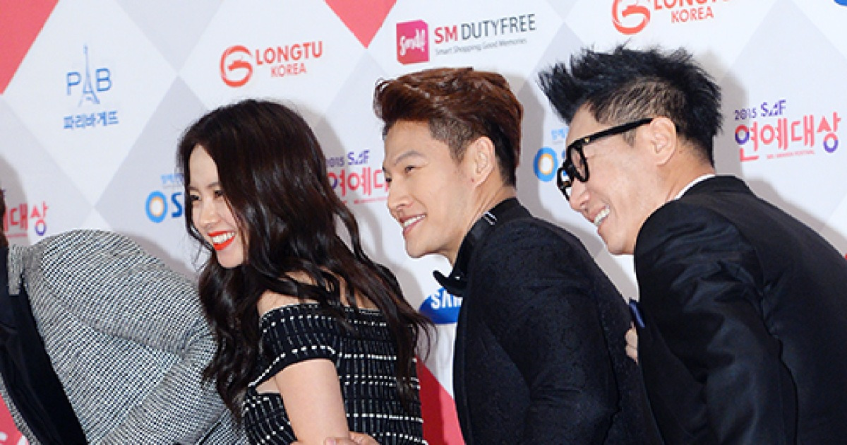 [TD포토] 하이힐 신은 송지효 살짝 잡아주는 매너남 김종국 (SBS 연예대상)