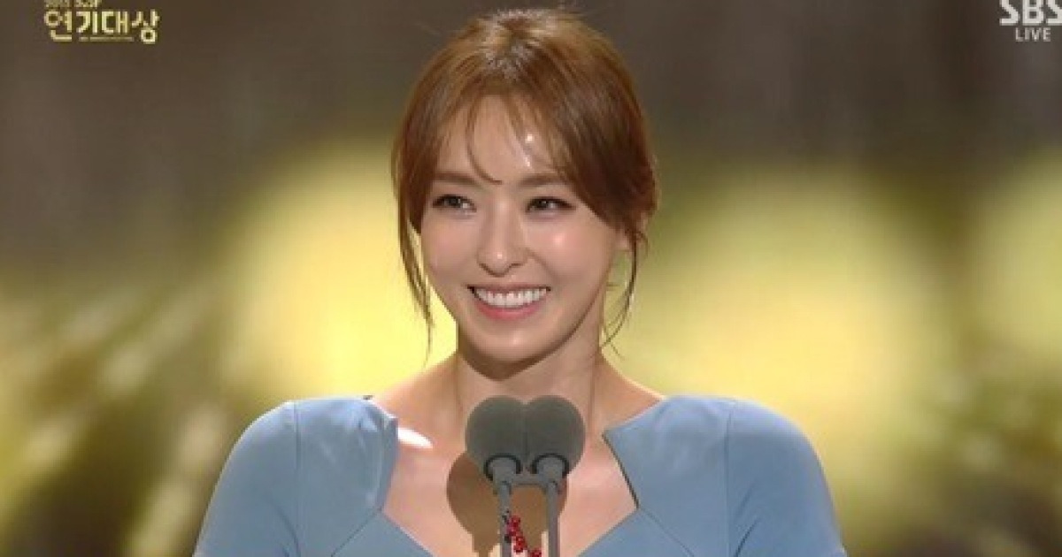 '2015 SBS연기대상' 이다희, 미니시리즈 女특별연기상 수상