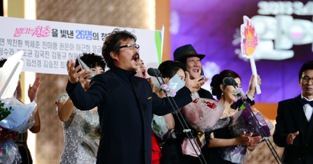 'SBS 연예대상 2015' 김동규, 우정상 수상에 성악으로 화답 [TD포토]