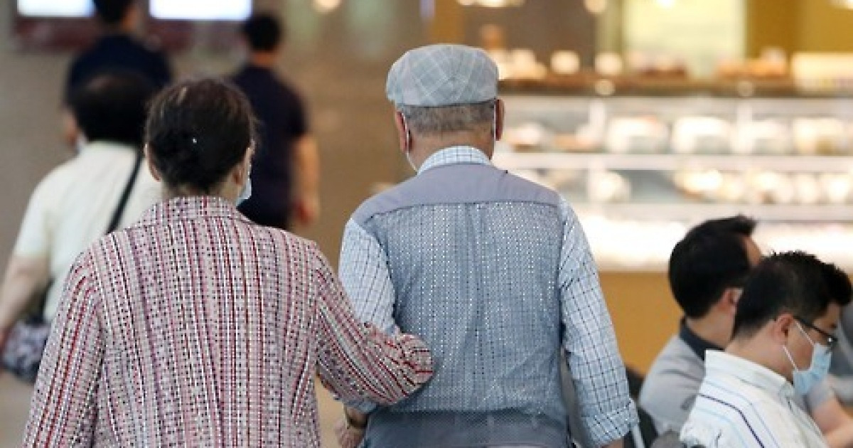 노인부부 월 소득 65세 이상 노인부부 기초연금제도 시행 후 200만원 넘어서