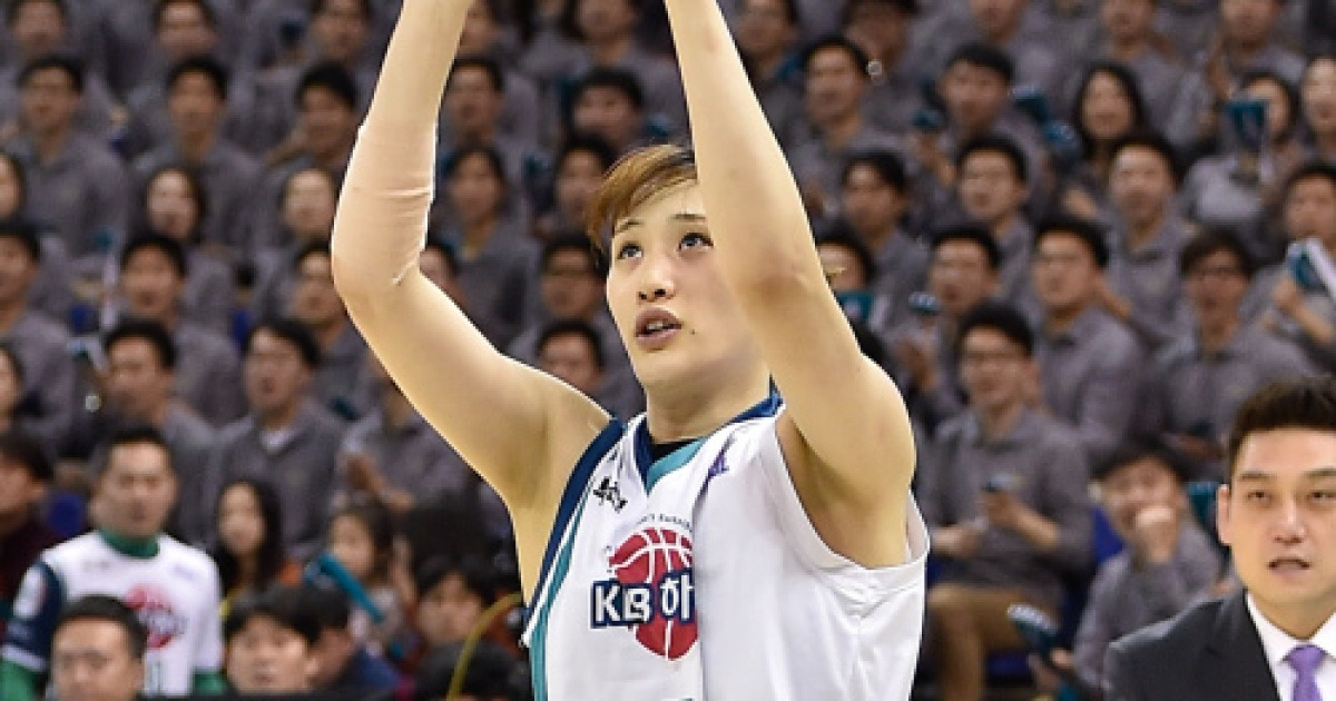 '에이스의 향기' 강이슬 19점.. KEB, KB 잡고 2위 수성