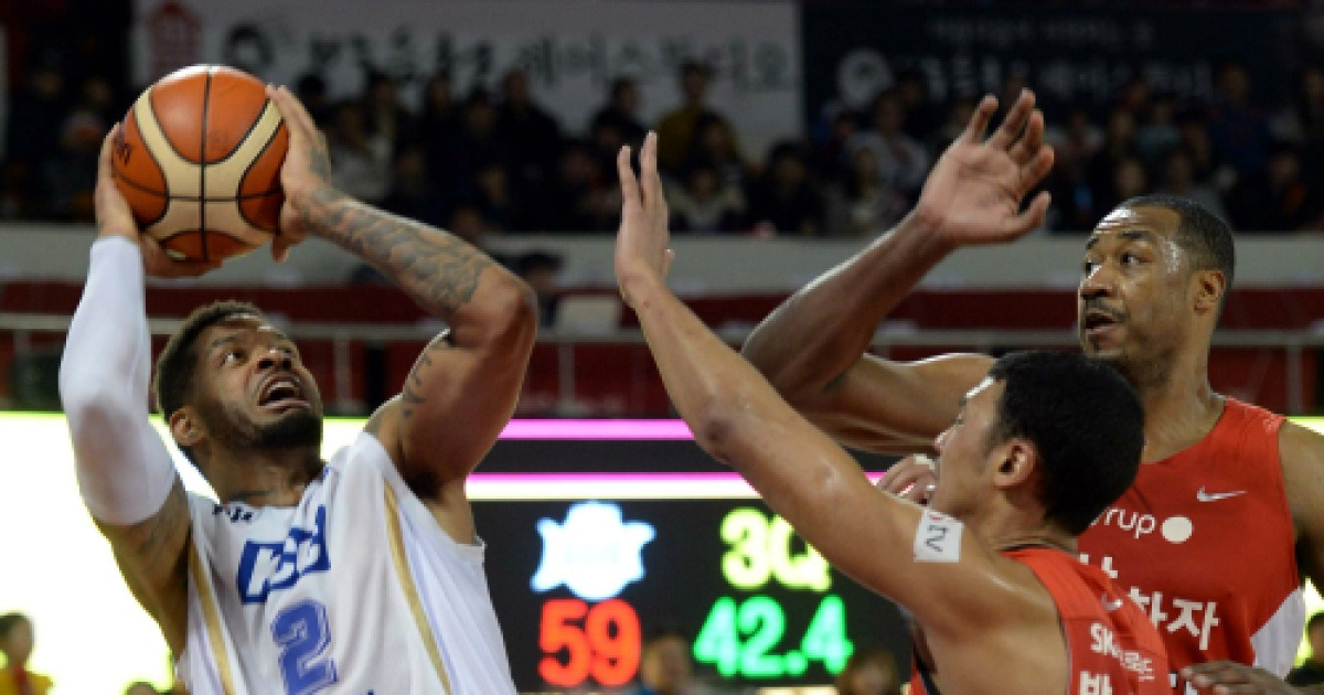 [SW포토] 전주 KCC 에밋,'둘이 막아도 넣는다'