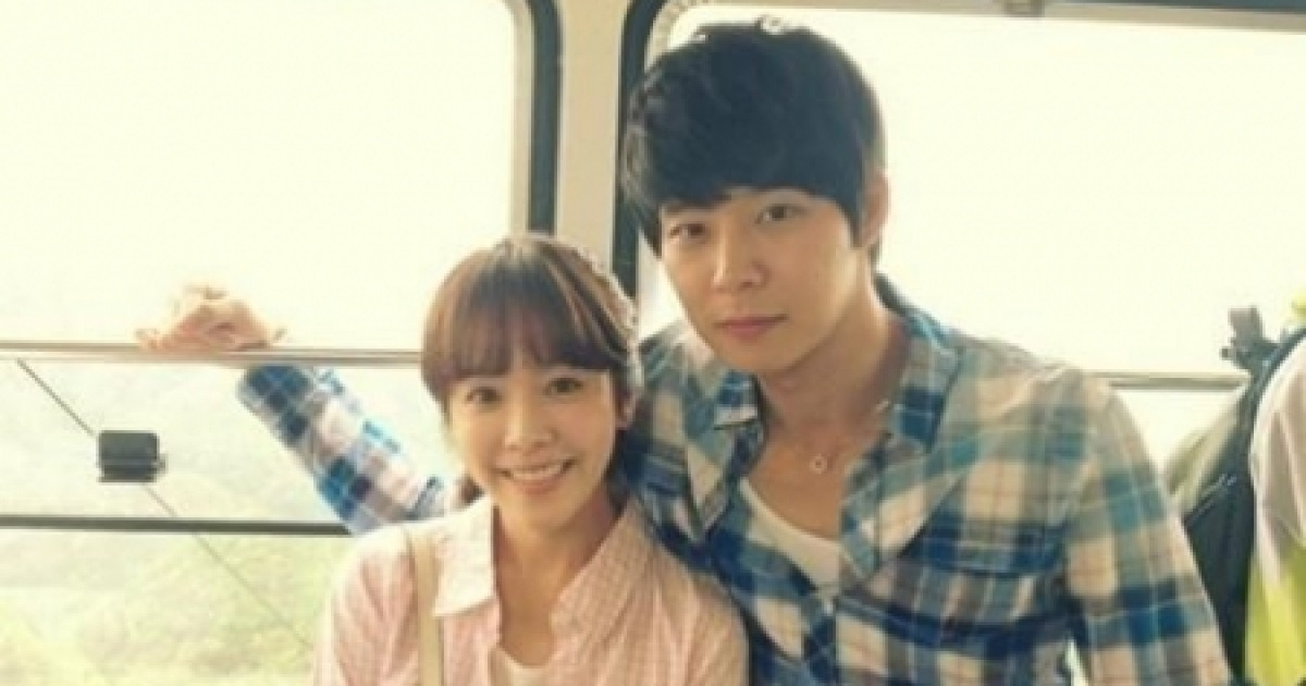 JYJ 박유천, 한지민과 다정한 셀카 눈길..'둘이 무슨 사이야?'