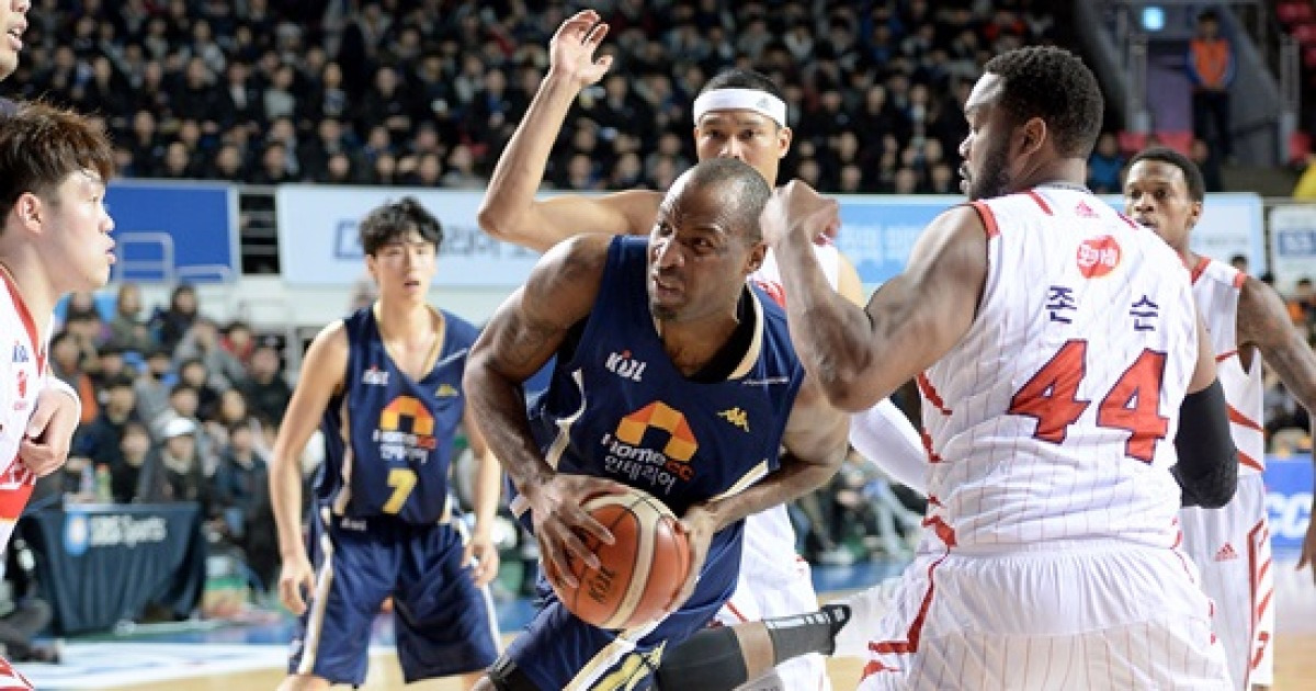 리바운드 43개 KCC, 압도적 높이로 오리온 눌렀다