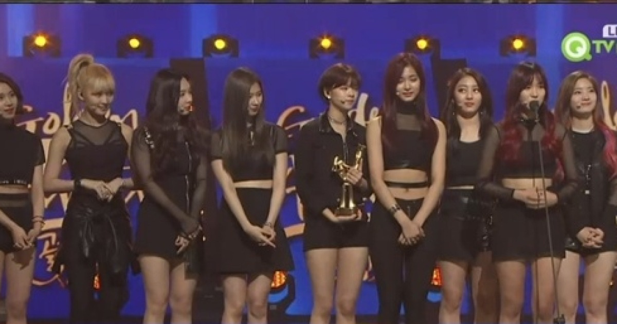 "JYP 박진영 PD님께 고맙다"..트와이스 JTBC2 신인상 수상