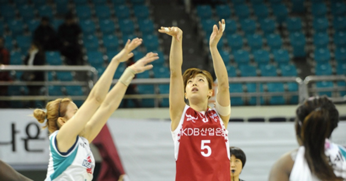 '3점슛 10개' KDB생명, KEB하나은행 꺾고 4연패 탈출