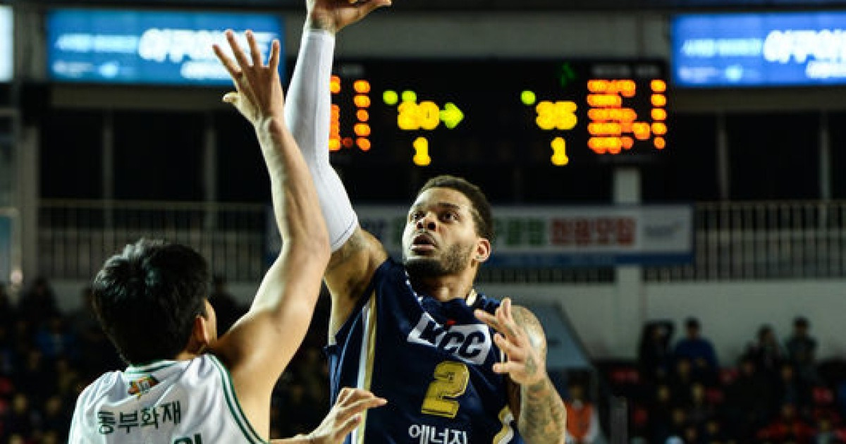 KCC, 동부 꺾고 3연승 '단독 3위'..삼성도 승리(종합)