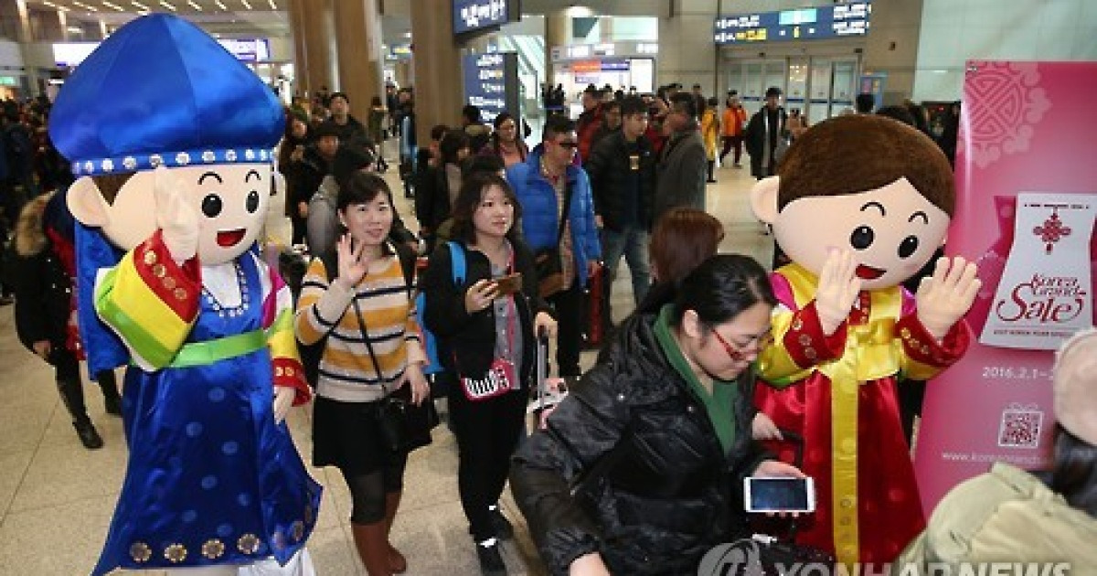 관광객 환영하는 마스코트 초롱이, 색동이