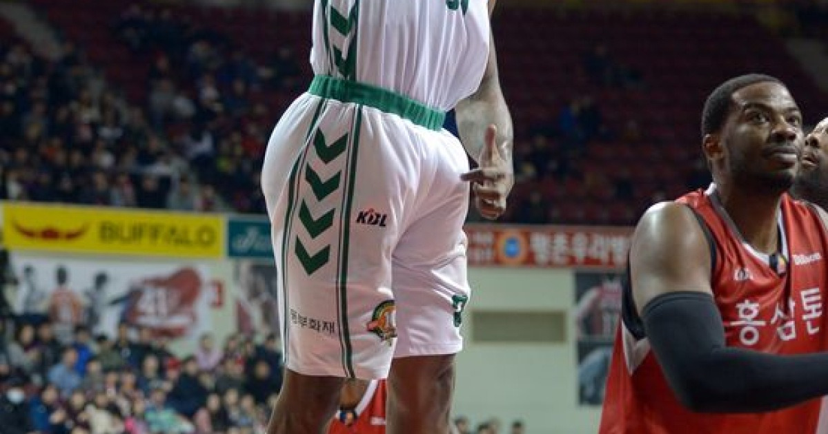 '맥키네스 36점' 동부, KGC 제물로 PO 진출 확정