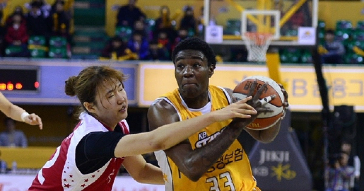 하워드 26점 원맨쇼..KB, PO행 불씨 살렸다