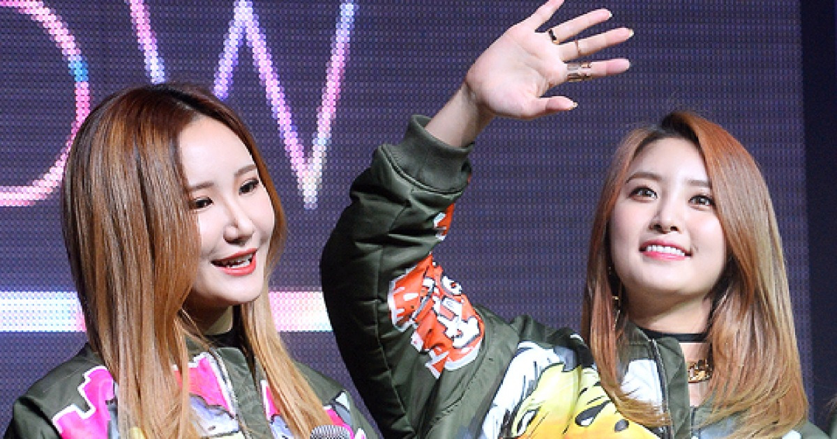 [TD포토] EXID LE-정화, '2층 팬들도 챙기는 훈훈함'