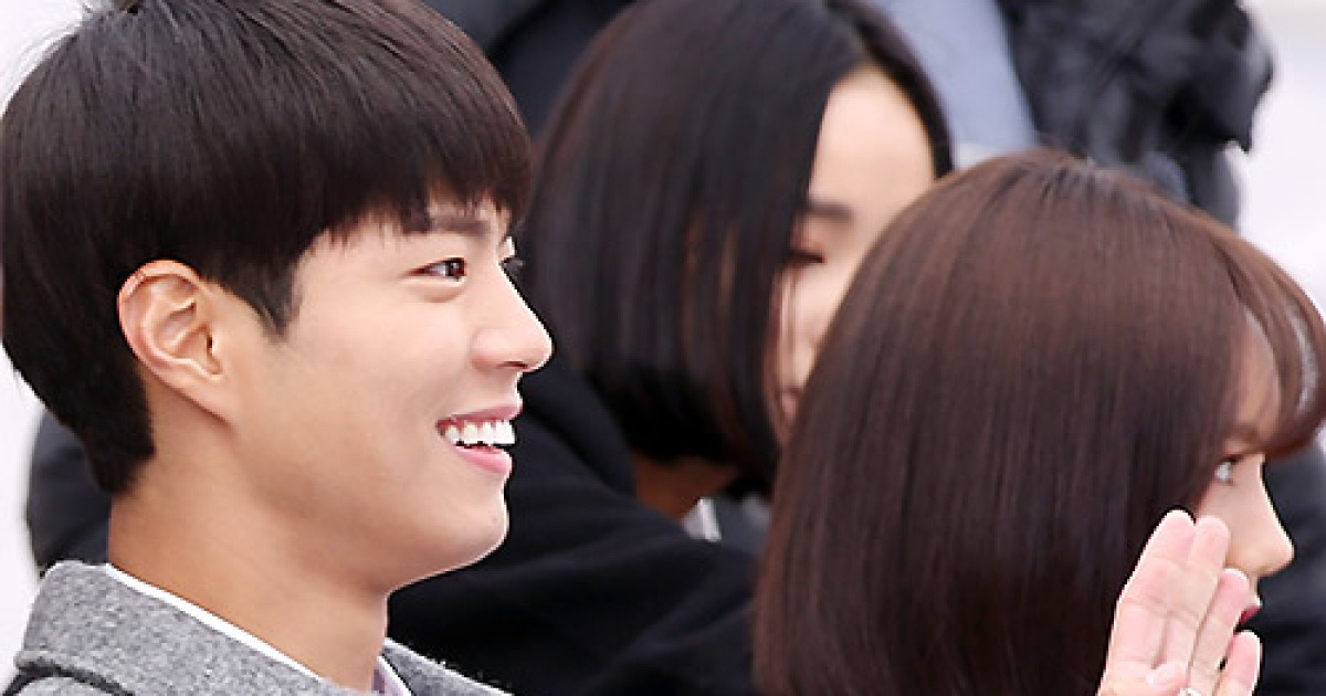 [bnt포토] 박보검, 팬들 향해 해맑은 손인사