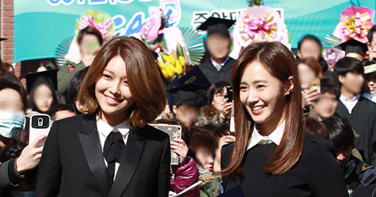 [포토엔]소녀시대 수영 유리 단정한 올블랙 졸업식 패션