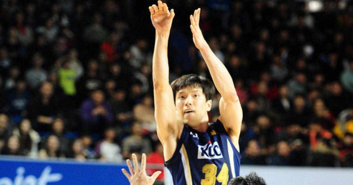 KCC 김효범 '3점슛 잘 들어가네'