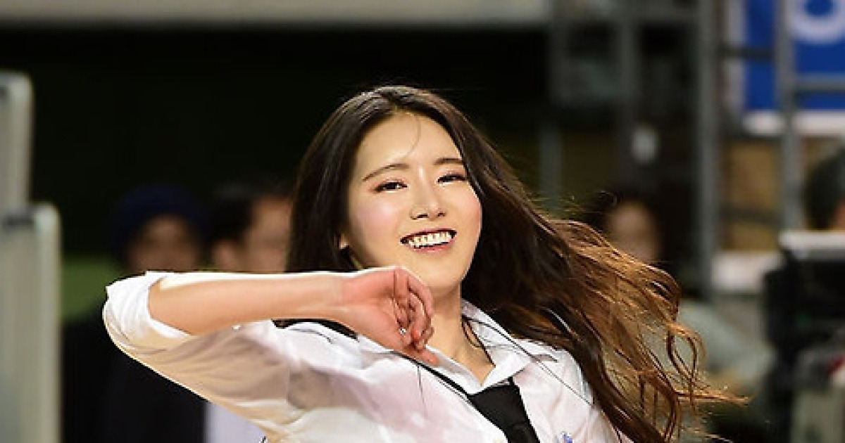 [사진]KCC 치어리더,'상큼 미소를 날리며 댄스'