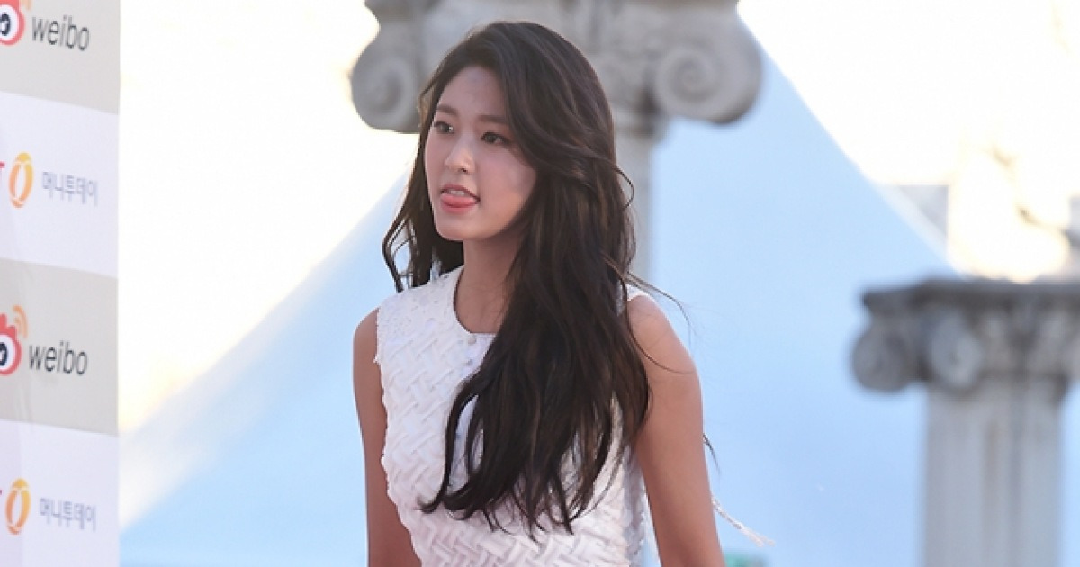 [HEI포토] AOA 설현, '너무 짧은 치마가 난감해~' (가온차트 어워드)