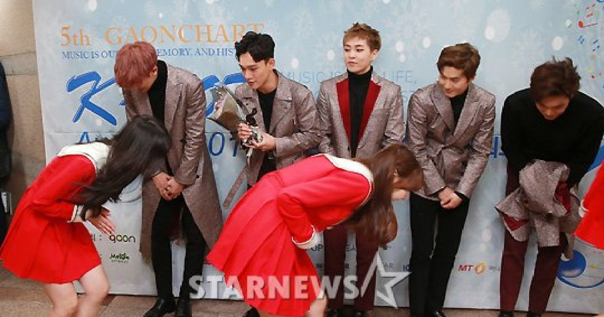 포토]엑소 후배 여자친구와 인사