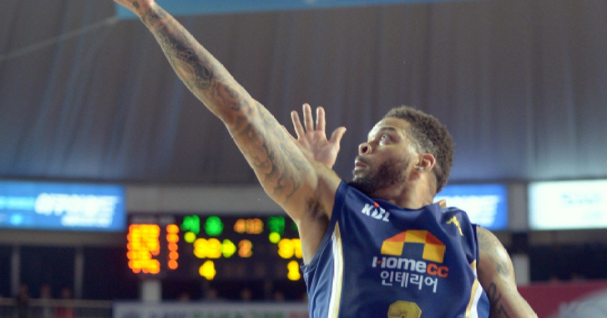 에밋 40점 원맨쇼 11연승 KCC, 자력 우승에 1승 남았다