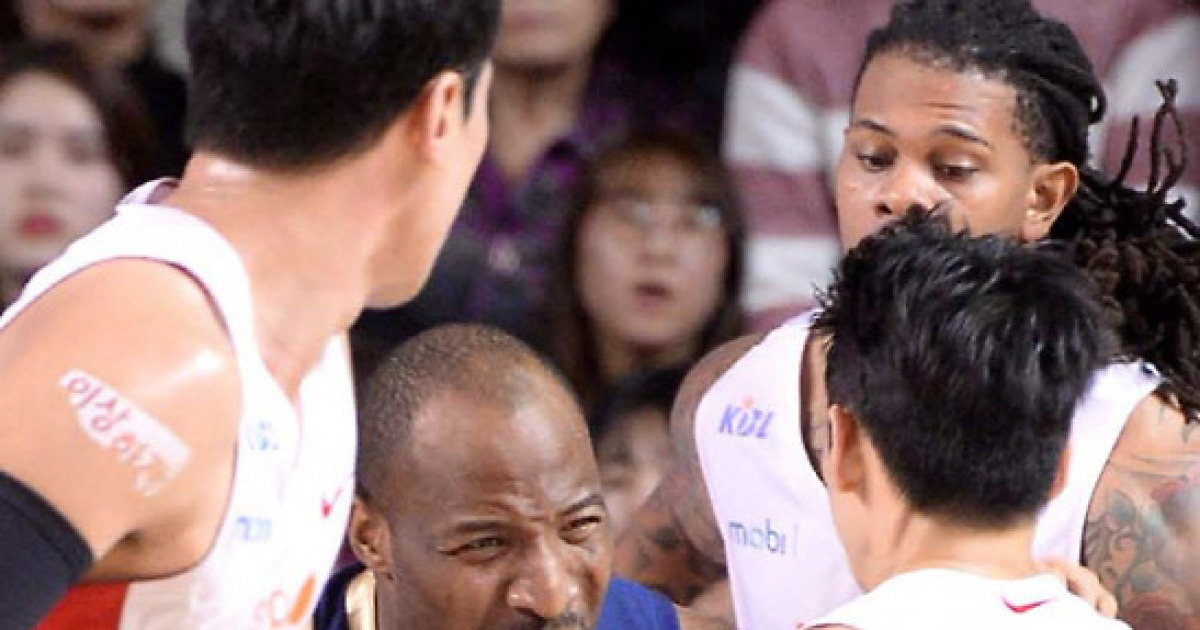 [경향포토]함정에 빠진 KCC 힐