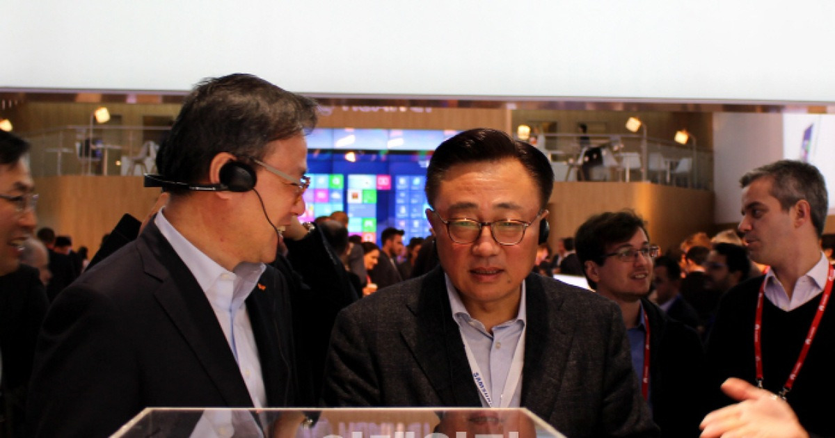 [MWC 2016] 장동현 SKT 사장과 조우한 고동진 삼성 사장