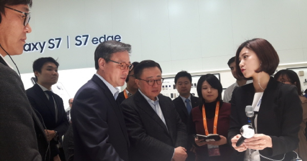 [MWC2016]통신 맞수, MWC서 양대 전자업체 엇갈린 방문