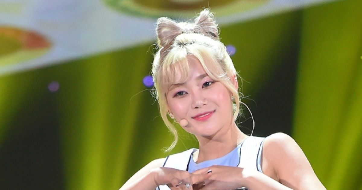 [HEI포토] AOA 크림 유나, '잘록한 개미허리에 눈길~'