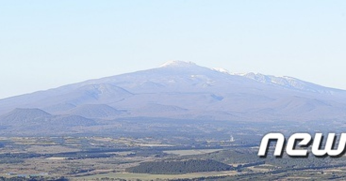 제주 오름에서 바라 본 한라산