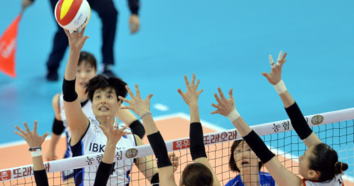 IBK 김희진, 세명에 막히자 가볍게 톡..[SS포토]