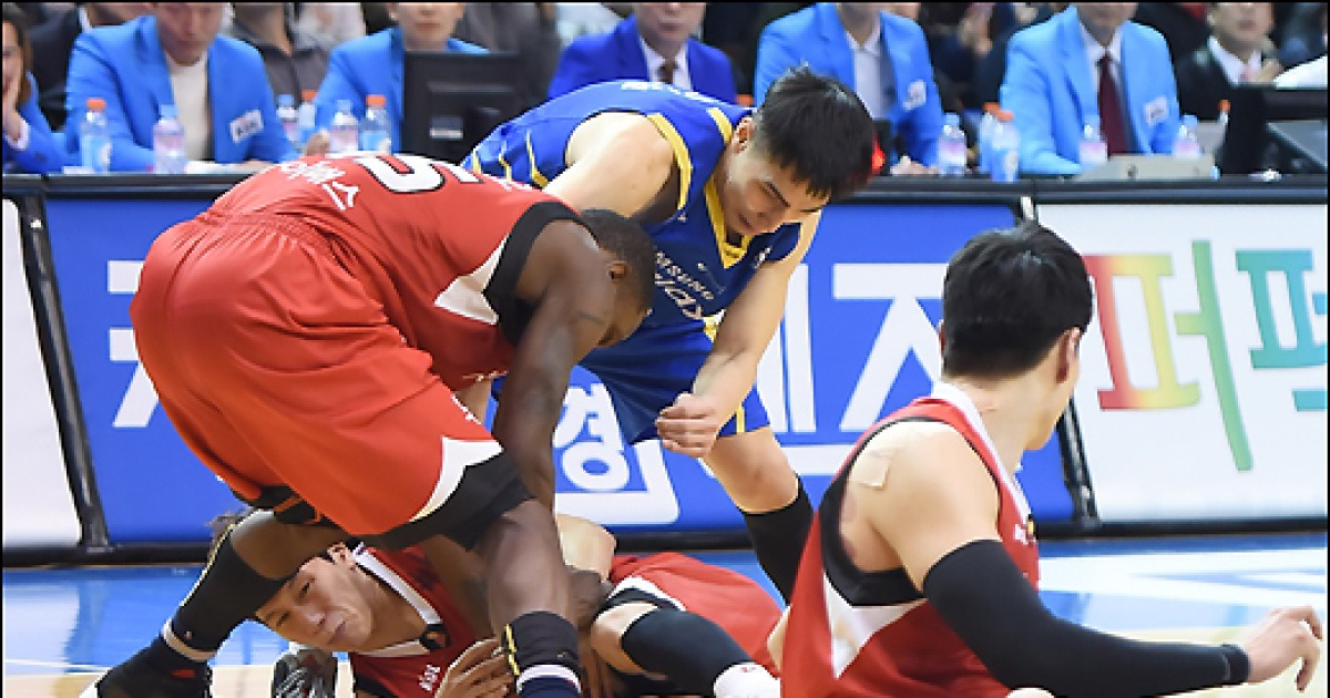 [MD포토] 삼성-KGC, '뒤엉킨 선수들'