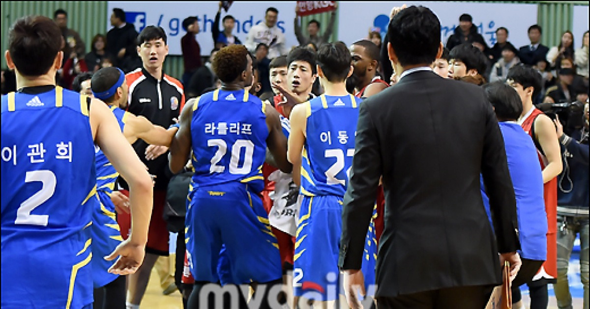 [MD포토] 삼성-KGC, '선수들 충돌 일촉즉발 위기'