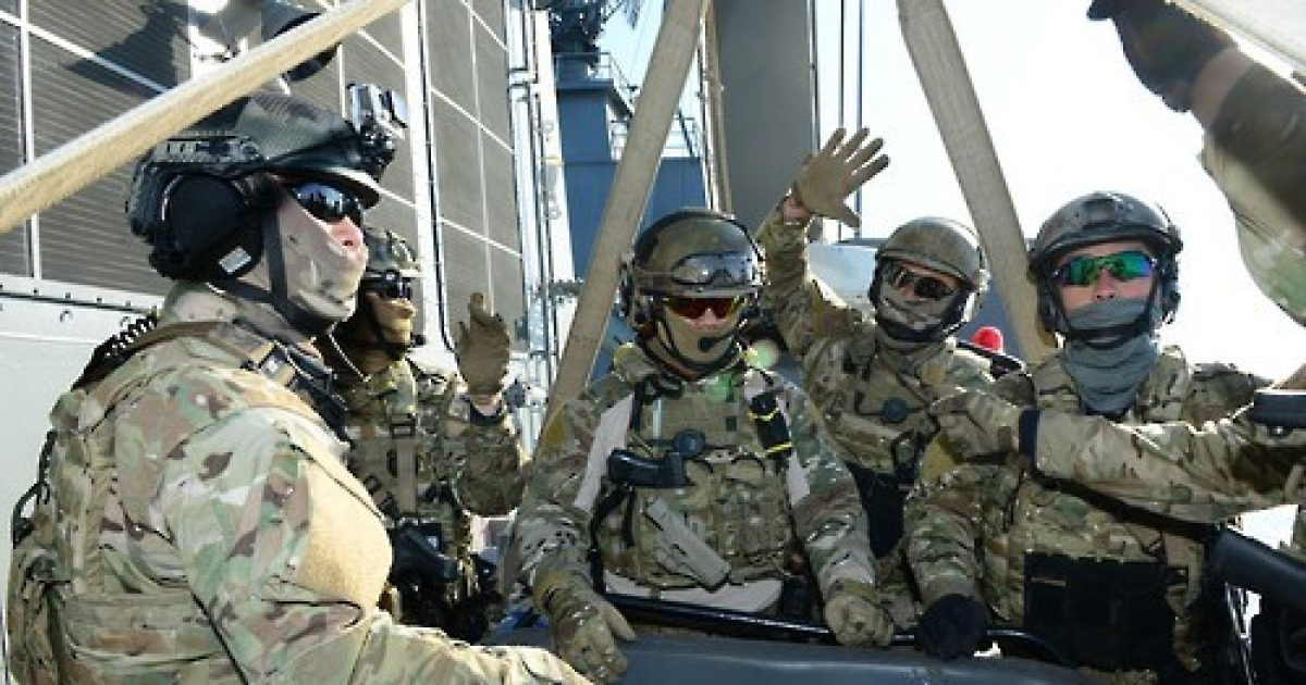 훈련 준비하는 UDT대원