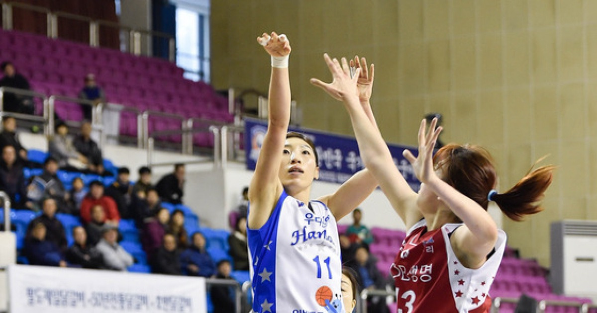 [WKBL] '임영희 23득점' 우리은행, 2연승으로 정규리그 마무리