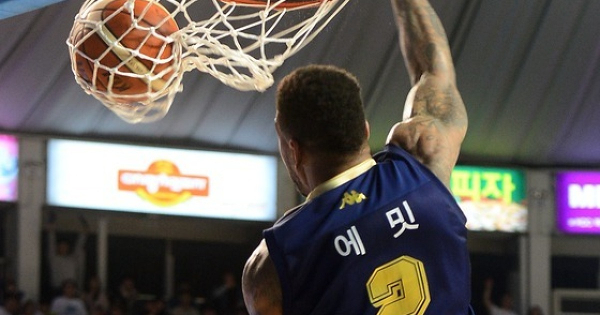 [프로농구] '에밋 27득점' KCC, 4강 PO 1차전서 KGC 완파