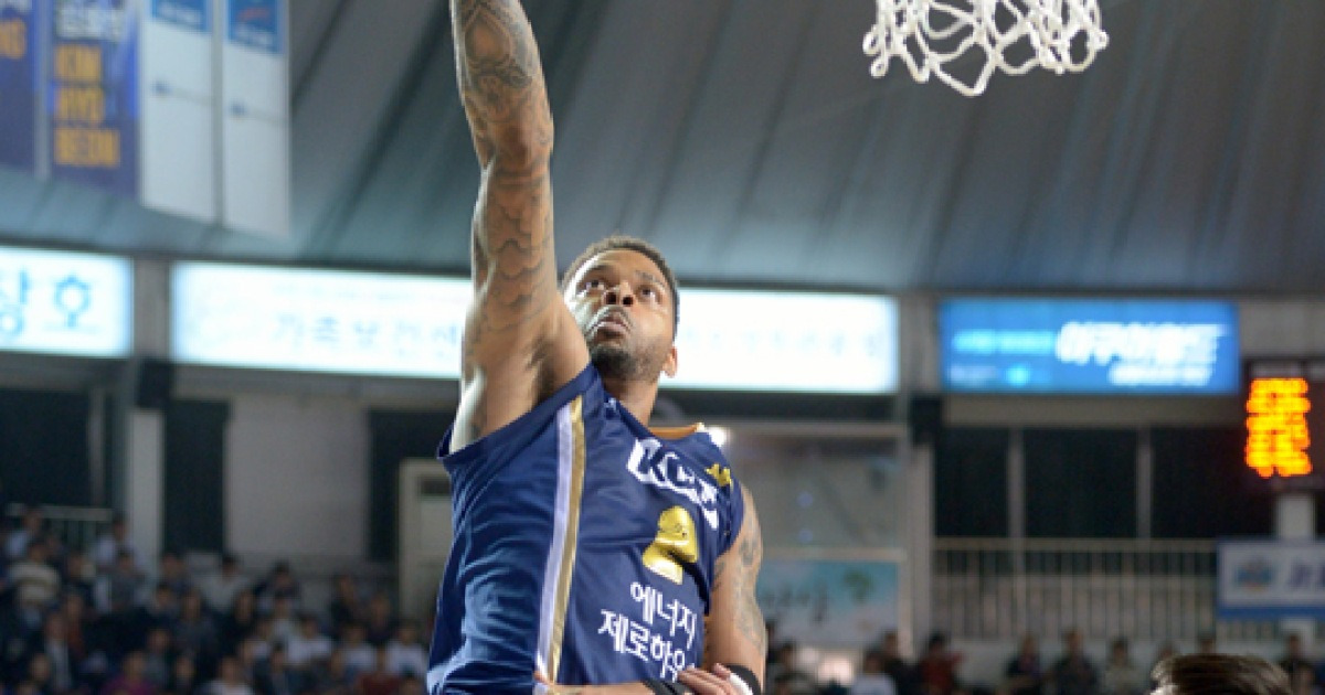 '에밋·하승진 42점 합작' KCC, 1차전 잡았다