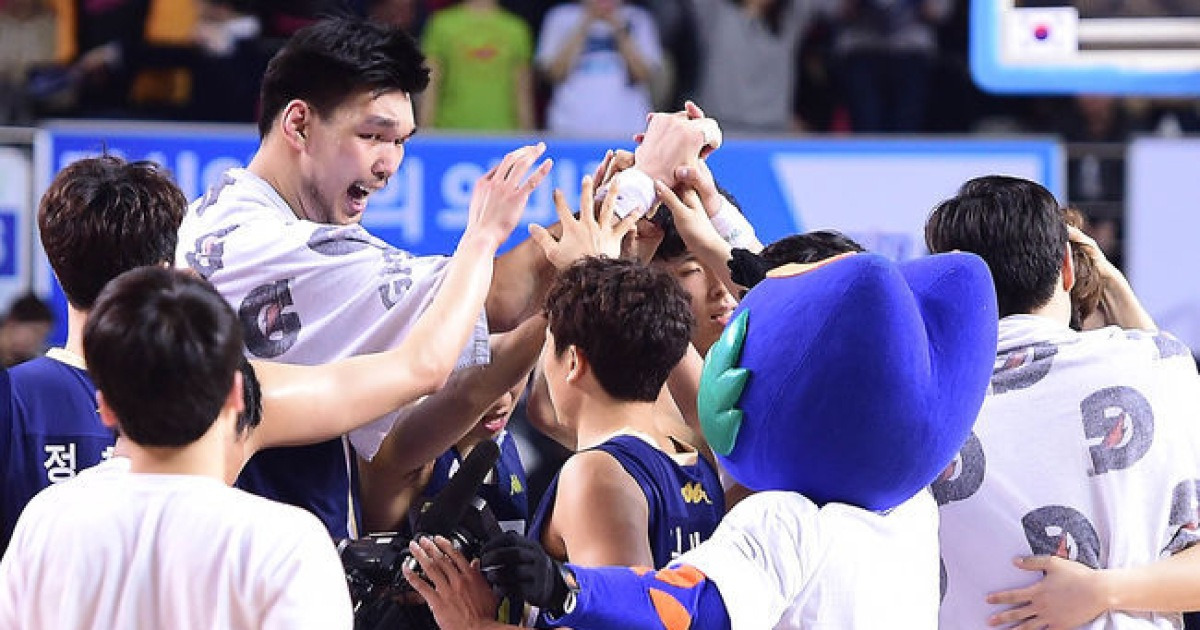 [사진]KCC,'4강 PO 1차전 승리'