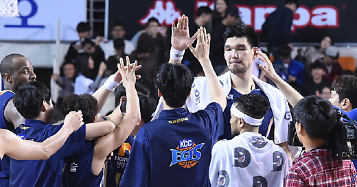 [MD포토] KCC 파죽의 2연승 '챔프전 1승 남았다'