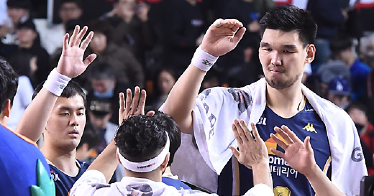 [MD포토] KCC 2연승 '챔프전 1승 남았다'