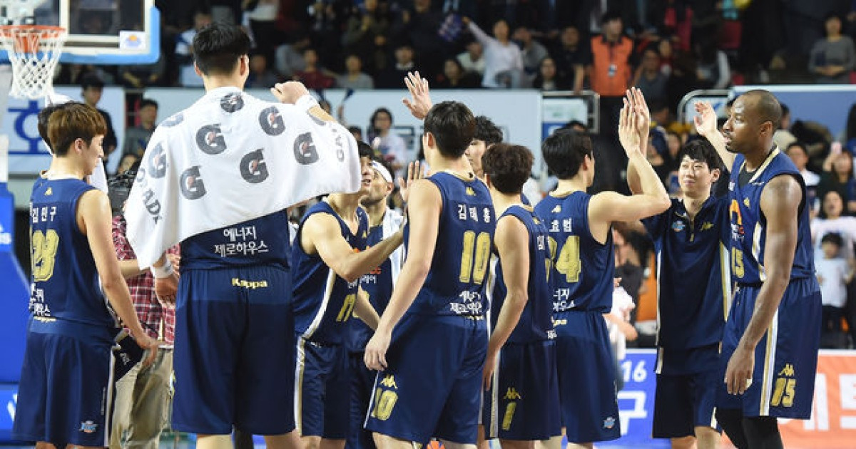 [사진]승리거둔 KCC,'챔피언결정전까지 1승 남았다'