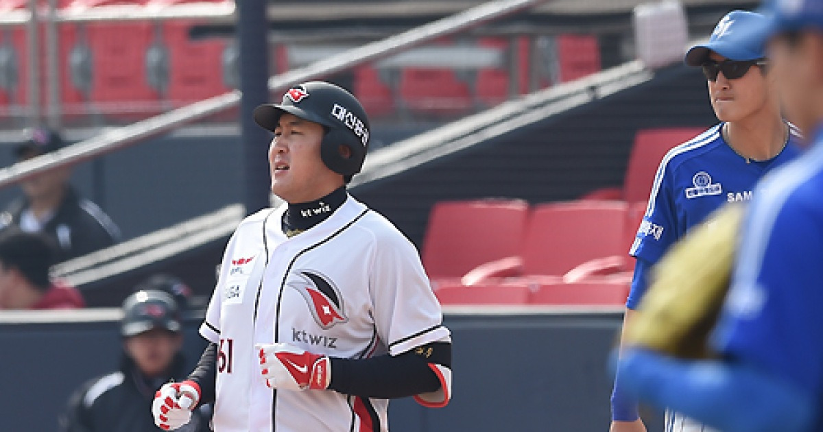 [MD포토] 유한준 'kt 유니폼 입고 첫 안타 신고합니다'