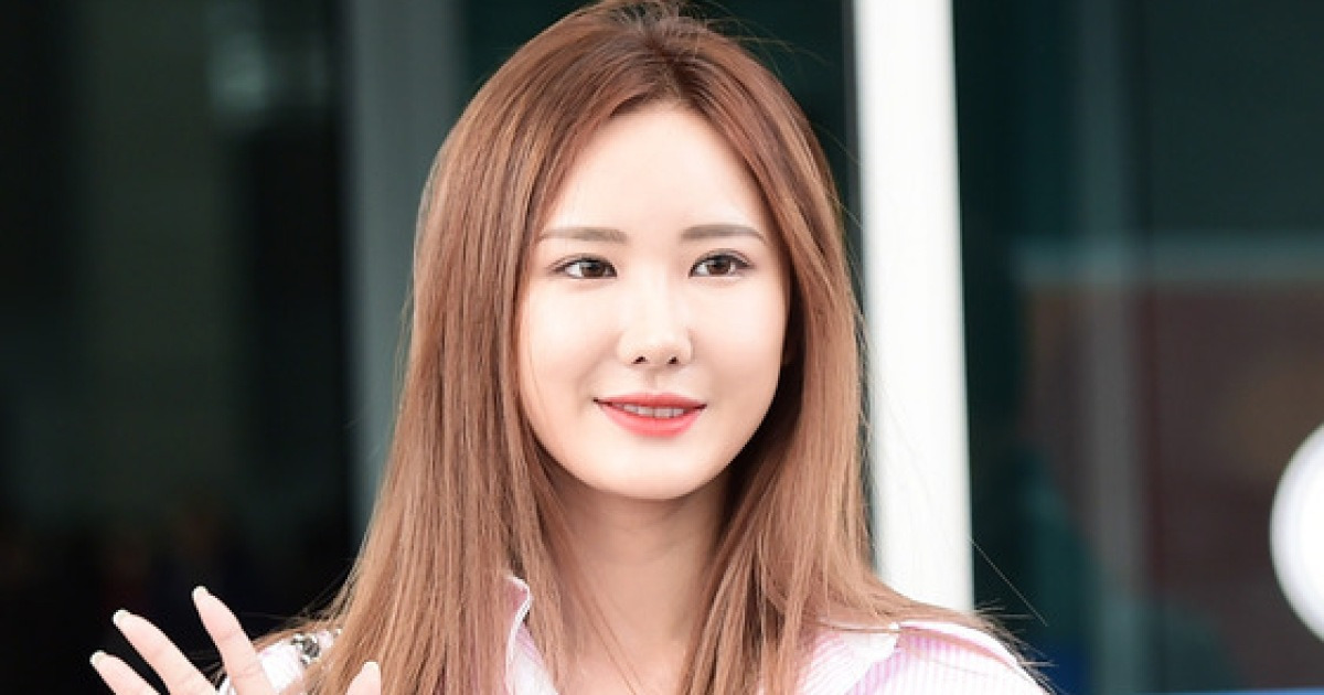 EXID LE, '사랑스러운 손인사~'