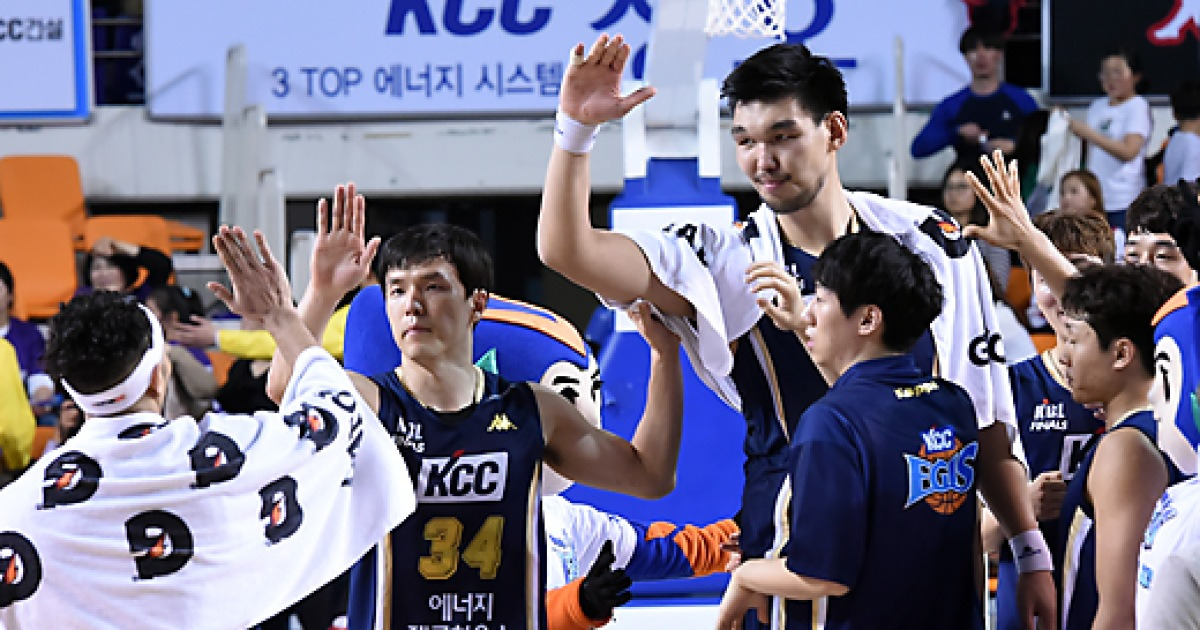 [MD포토] KCC '4쿼터 한 번 웃고 승리'