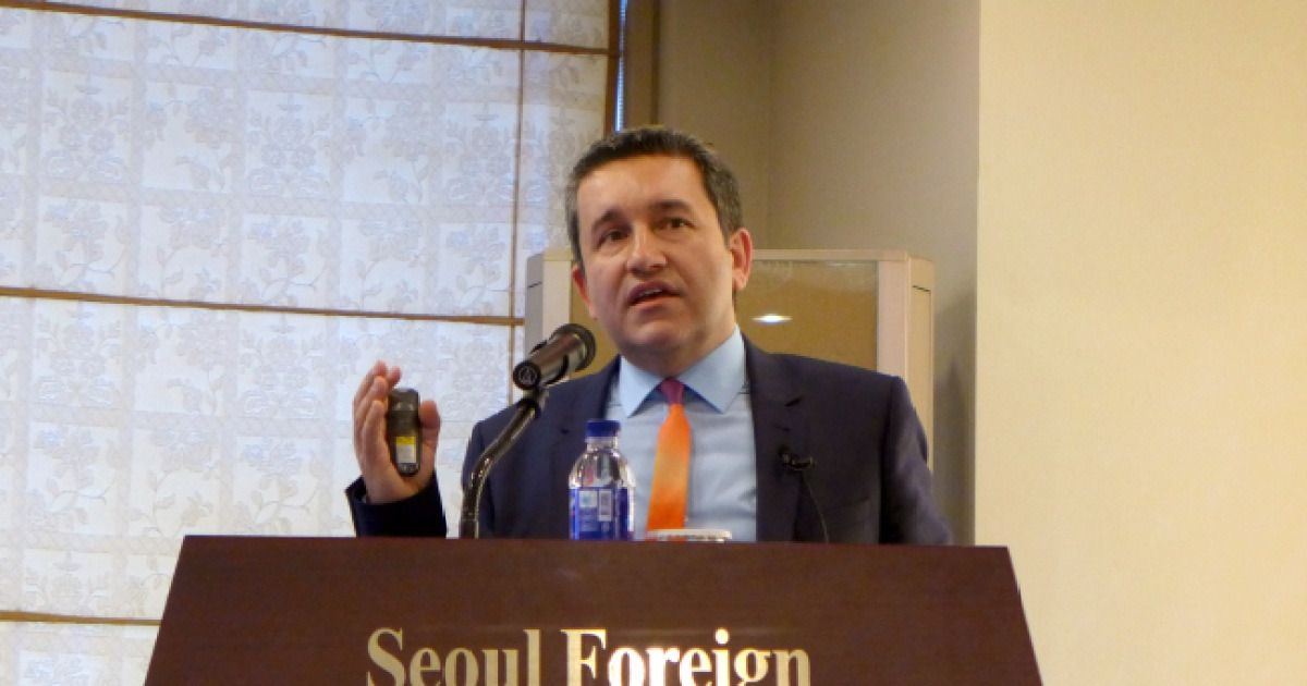 Media scholar talks about digital, social revolution