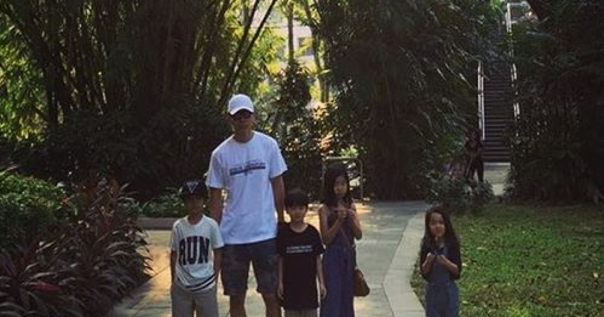 션 네 자녀와 여행중 가족사진 행복한 아빠
